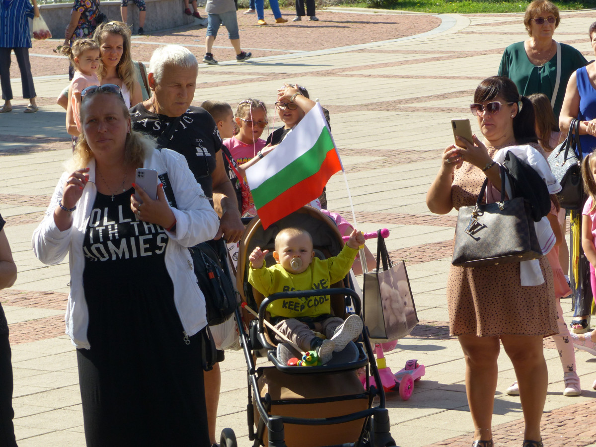 Честит празник! - Largoto.bg - Онлайн площадът на Дупница и Околията