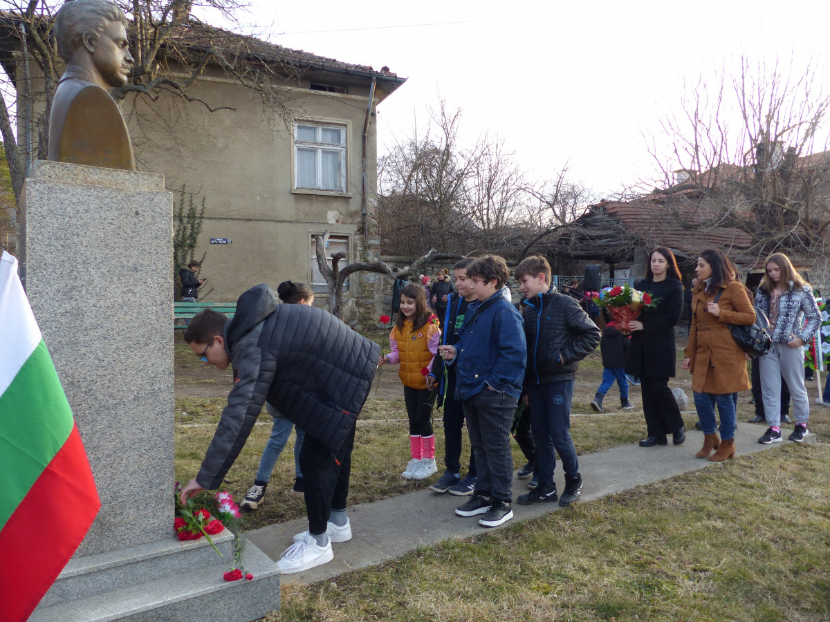 С насълзени очи Самораново се преклони пред Апостола - Largoto.bg - Онлайн площадът на Дупница и ...