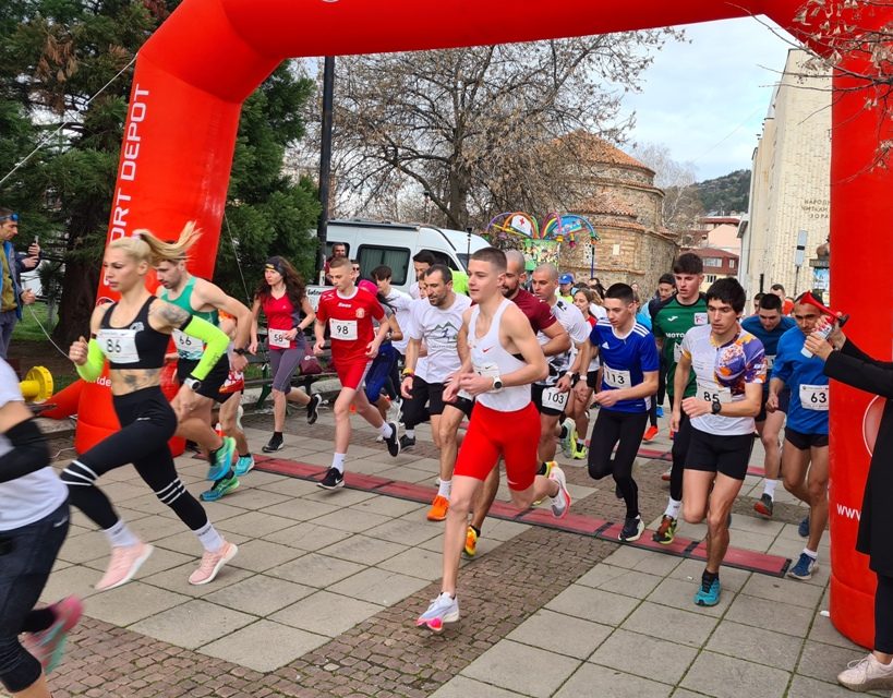 Бегачи от Ихтиман и Нови пазар триумфираха на „Дупница рън“ - Largoto.bg - Онлайн площадът на ...