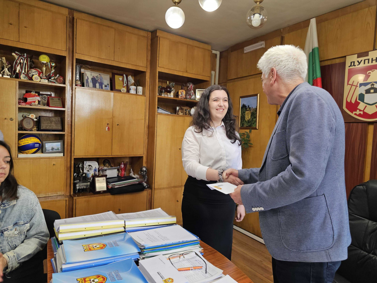 Чимев връчи стипендиите на 13 даровити деца и младежи - Largoto.bg - Онлайн площадът на Дупница ...